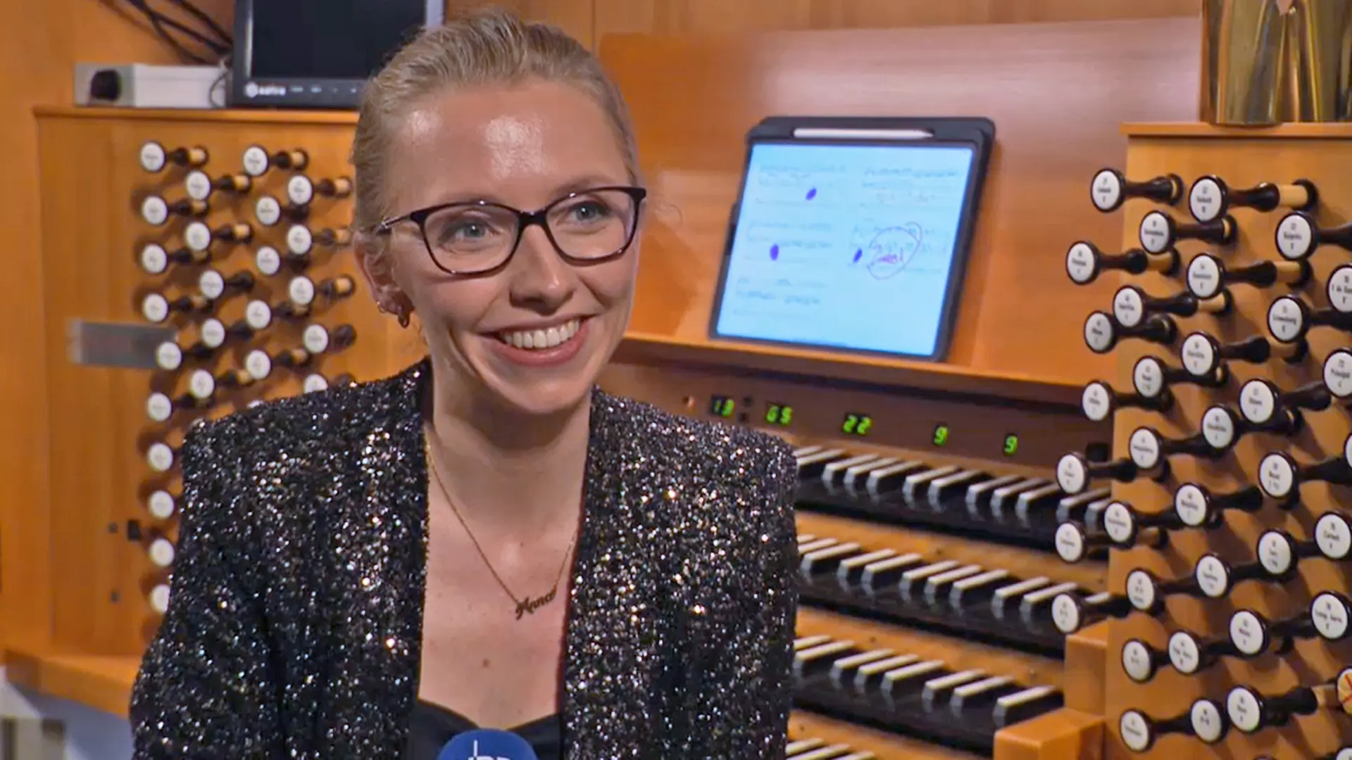 Orgel und Pop: Energiegeladene Anna Lapwood zieht alle Register | ndr.de
