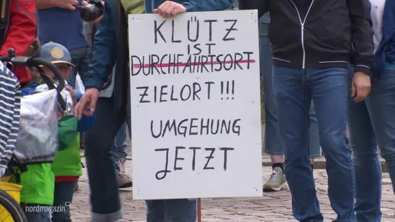 Ein Demo-Schild mit der Aufschrift "Umgehung jetzt!"