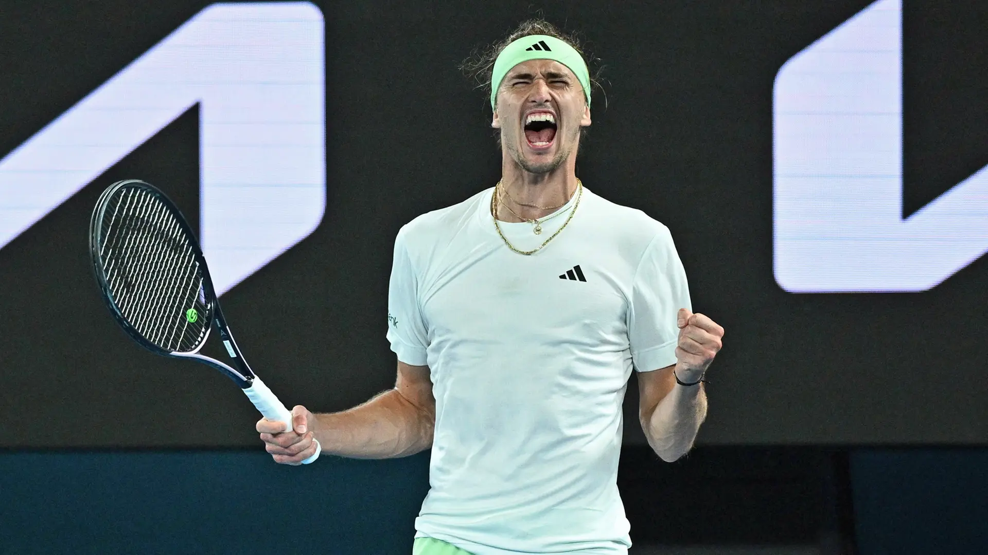 Australian Open: Zverev schlägt Alcaraz und steht im Halbfinale | ndr.de