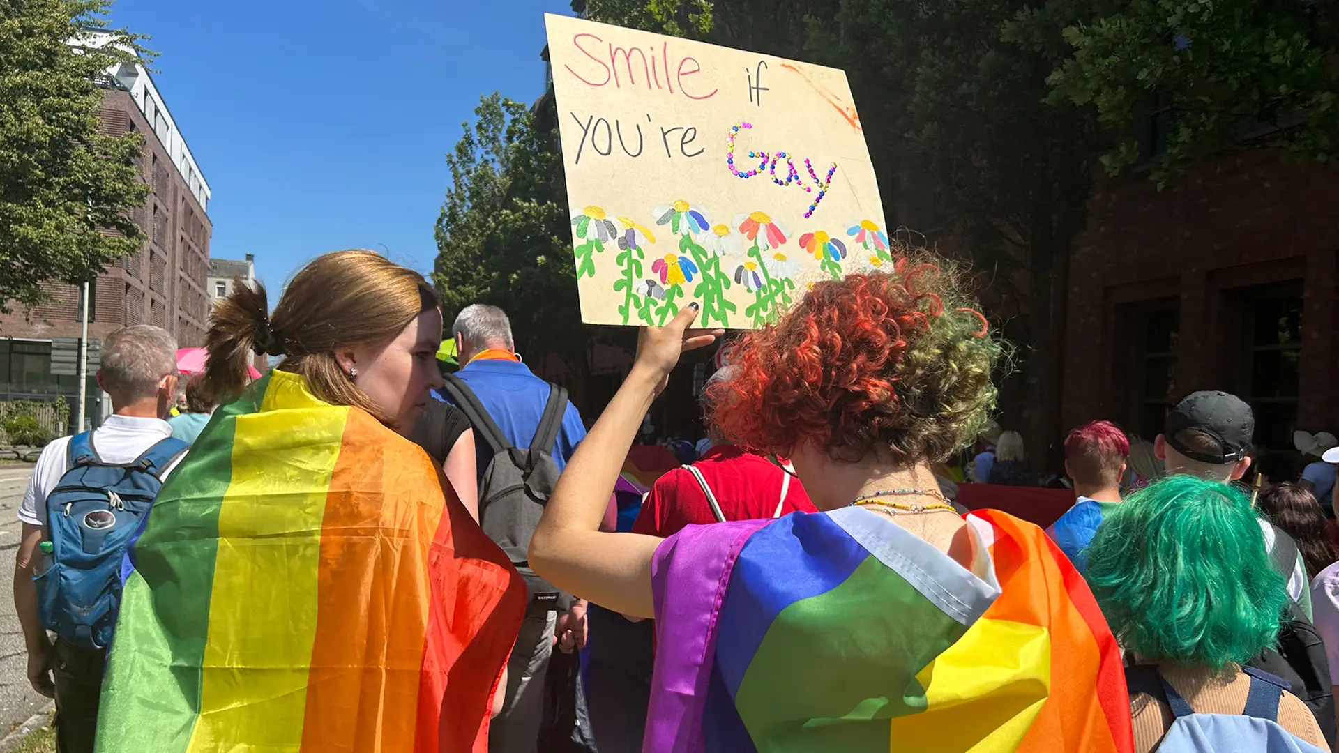 Aktion für den CSD: Plakate malen in Hohenlockstedt | ndr.de
