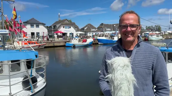 Maritimes Leuchtturmerbe: "Gamle Oksoy" besucht Warnemünde | ndr.de
