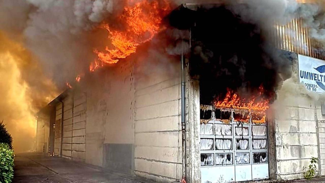 Nach Großbrand in Barth: Feuer in Lagerhalle unter Kontrolle | tagesschau.de