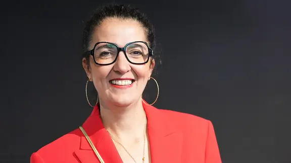 Berit Glanz über ihren neuen Roman "Unter weitem Himmel" | ndr.de