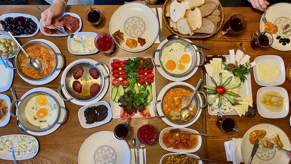 Istanbul - Dorfgefühle, Dampf und Drag | ndr.de