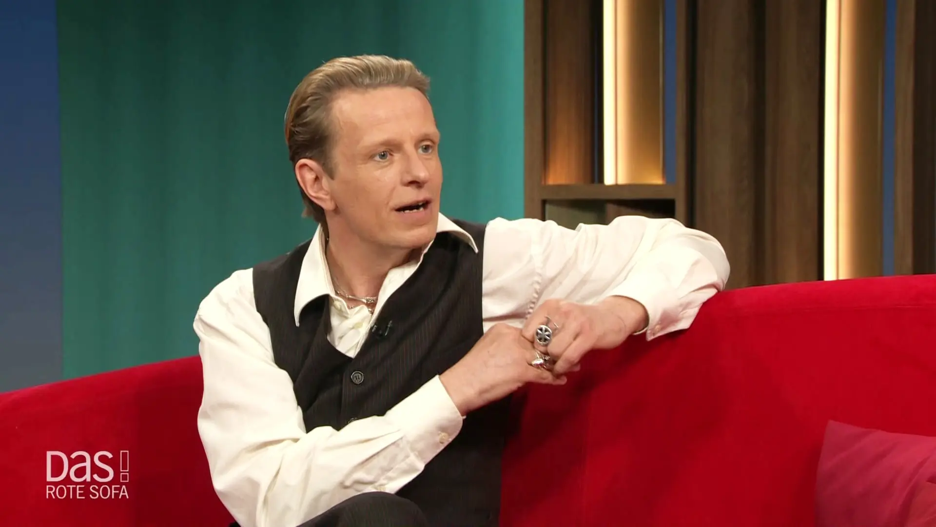 Ist mit David Bowie-Liedern auf Tour: Schauspieler und Sänger Alexander ...