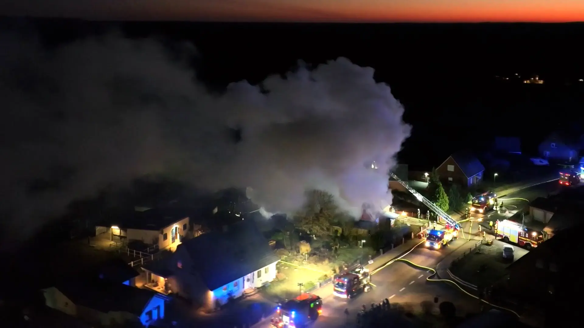 Feuerwehr-Einsatz am ersten Weihnachtstag | ndr.de