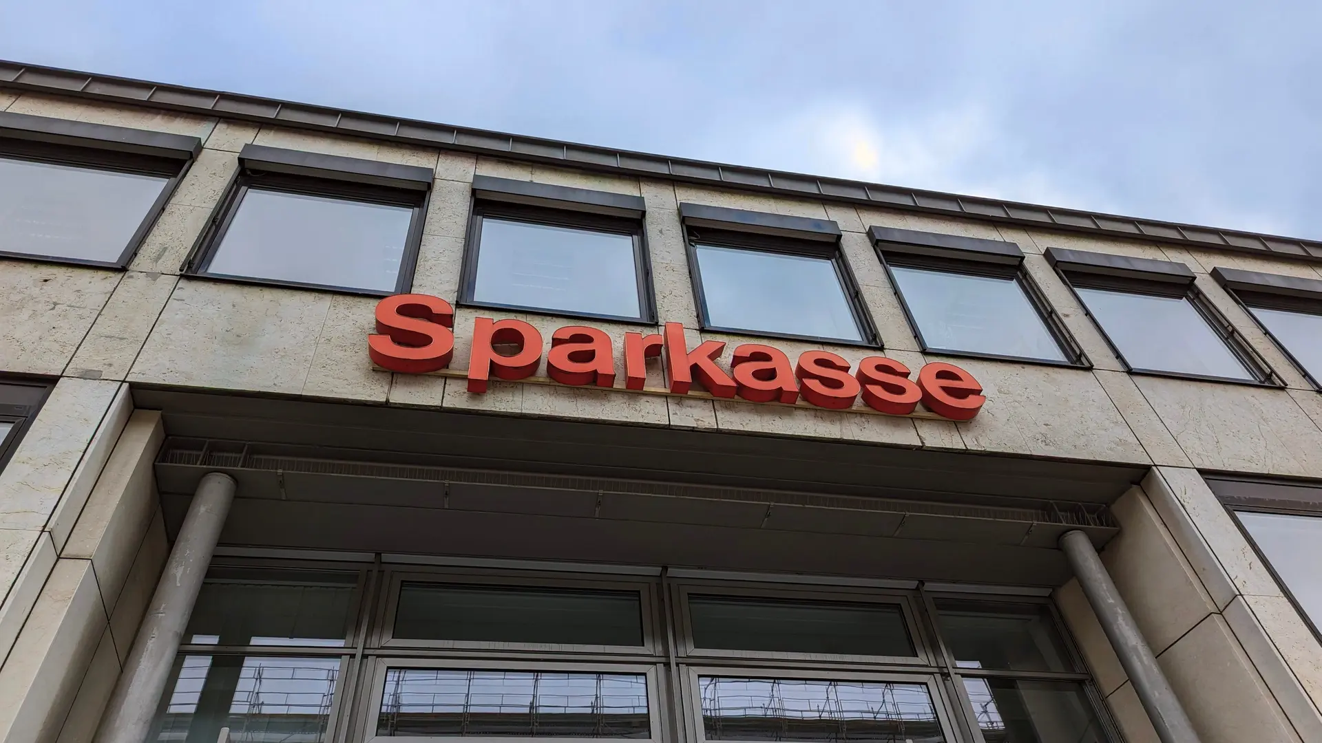 Sparkassen-Chefs gehören zu Topverdienern des Landes | ndr.de