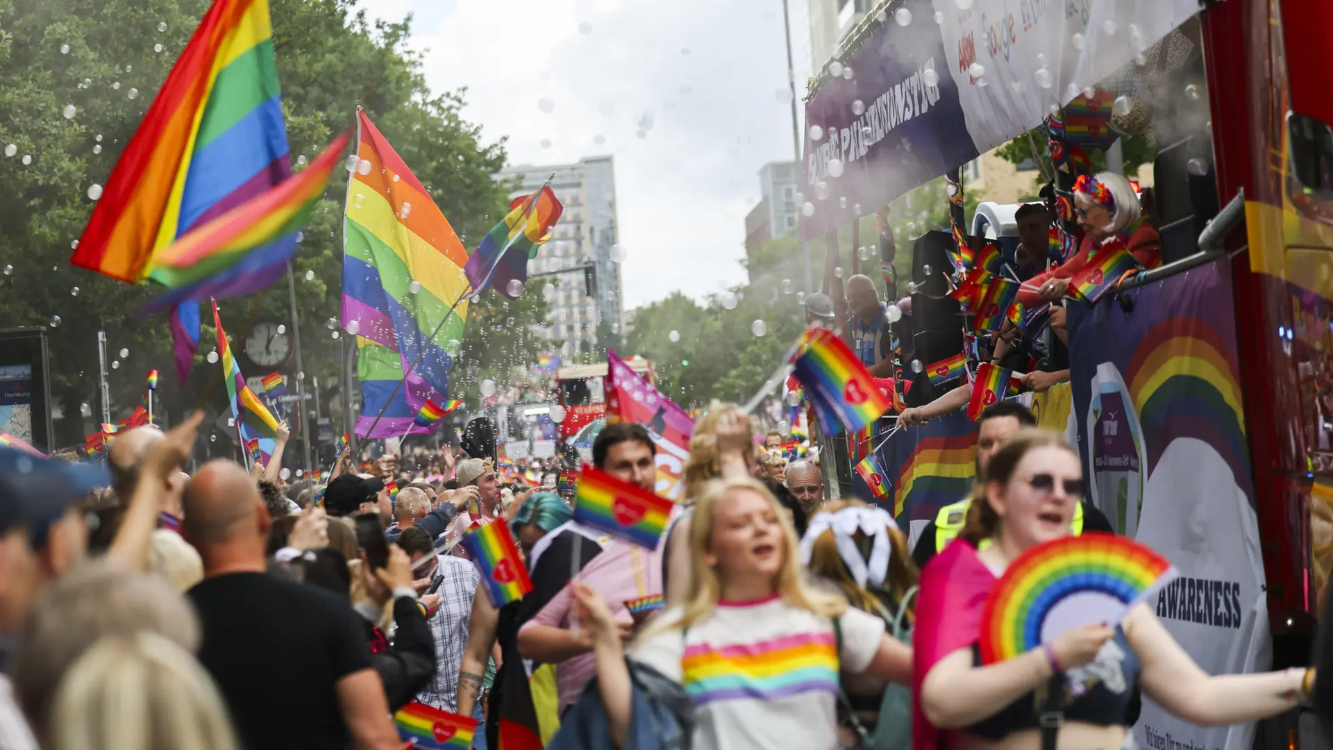 CSD-Demonstration in Hamburg endet mit Rekordbeteiligung | ndr.de