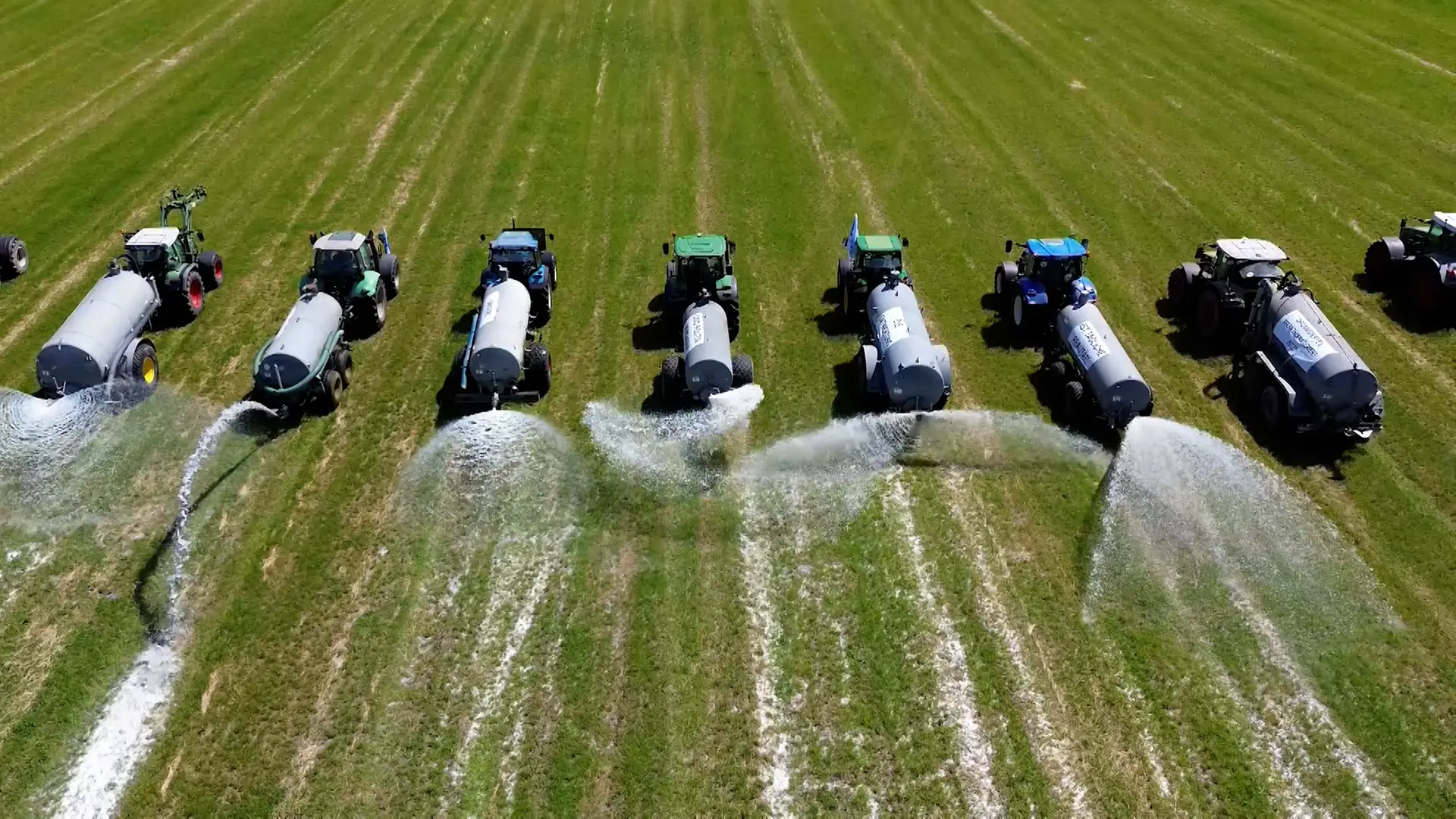 Protestaktion: Landwirte kippen 30.000 Liter Milch auf Acker aus | ndr.de