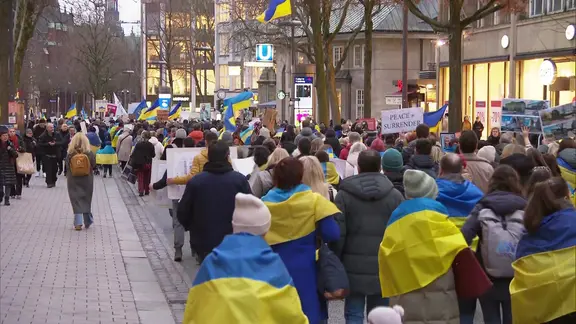 Unabhängigkeitstag: Hunderte bei Ukraine-Demo in Hamburg | ndr.de