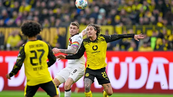 Linienbus kollidiert im Hafen mit Lokomotive - 19-Jährige stirbt | ndr.de