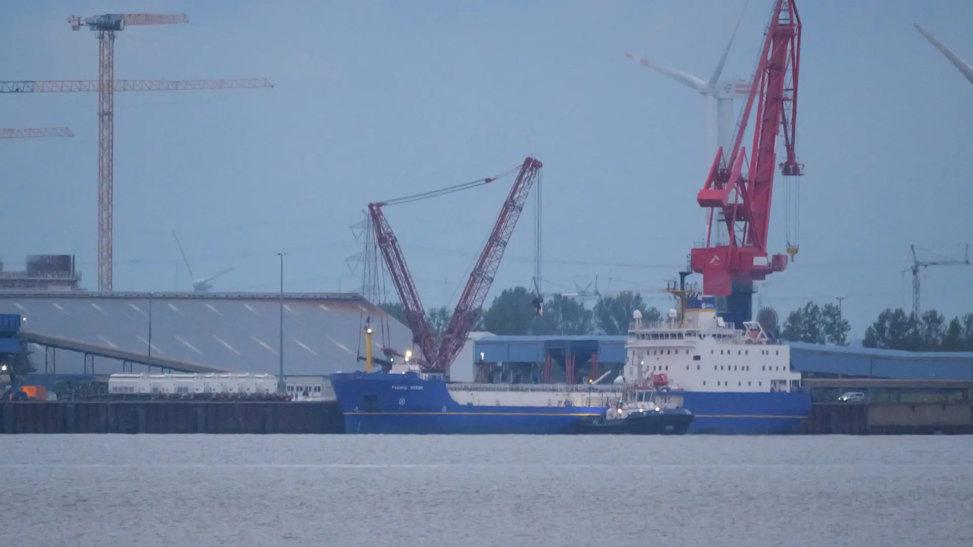 Castor-Transport nach Brokdorf: Schiff in Brunsbüttel angekommen | ndr.de