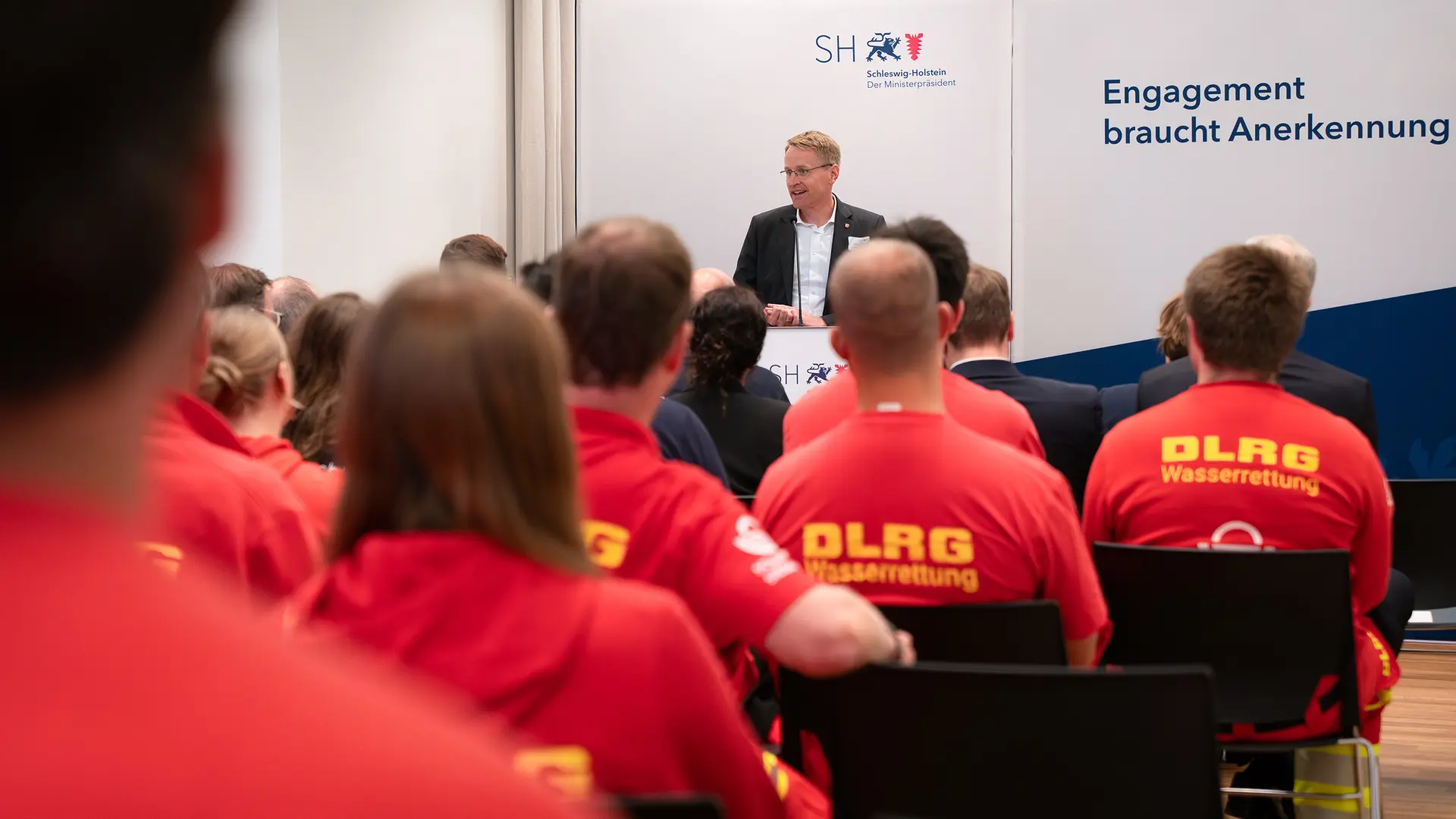 Daniel Günther ehrt Rettungsschwimmer und DRK-Helfer | ndr.de