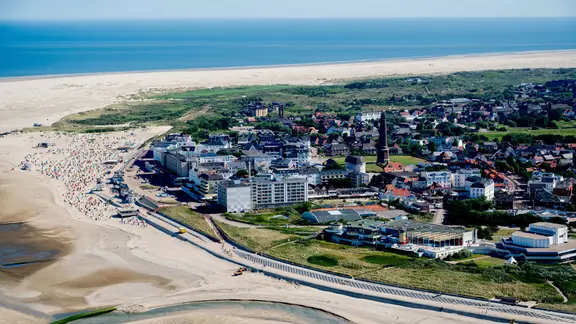 Brand auf Autofrachter: Schiff liegt manövrierunfähig vor Borkum | ndr.de