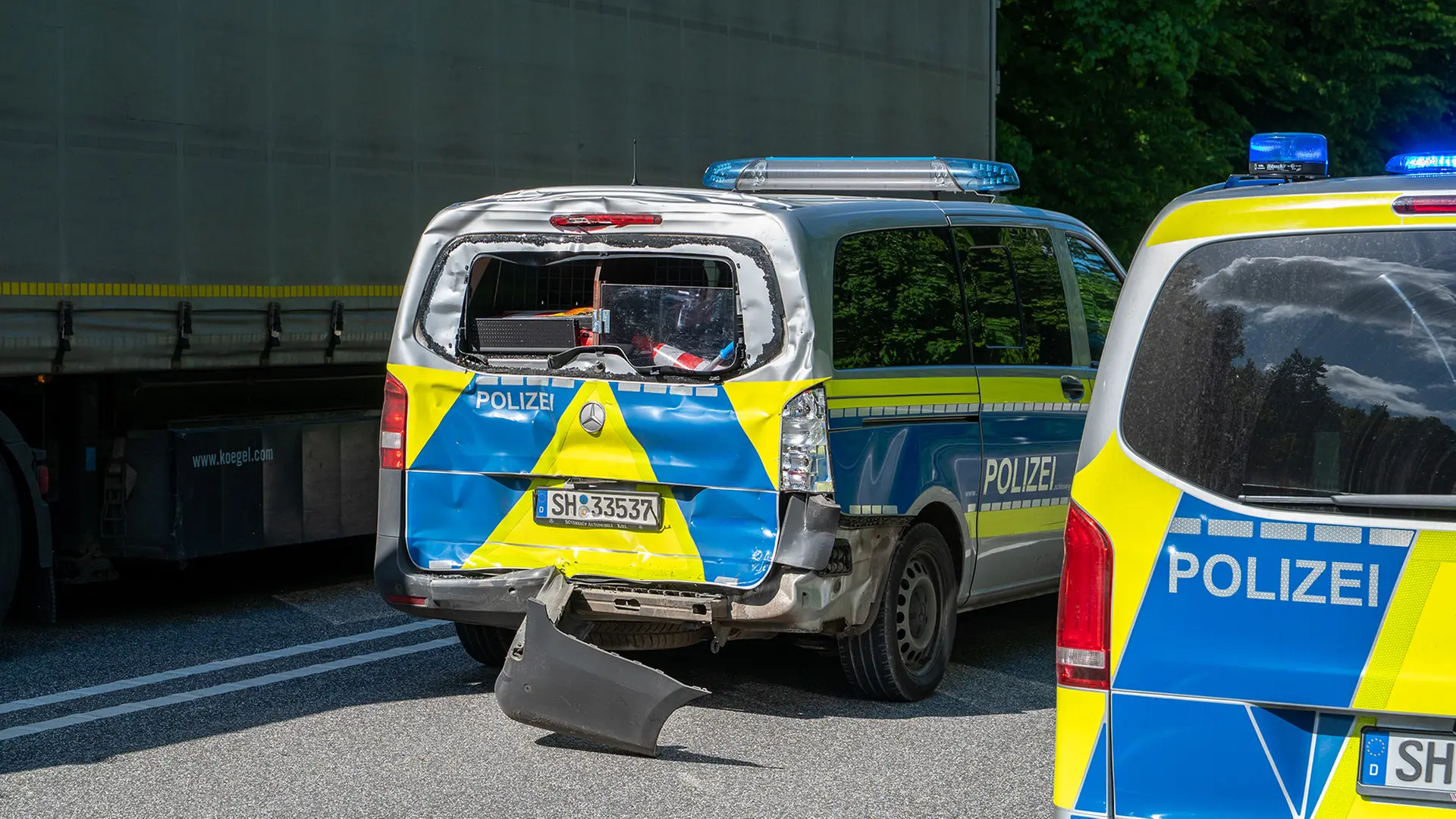 Polizistin schwer verletzt: Lkw fährt auf Polizeiauto | ndr.de