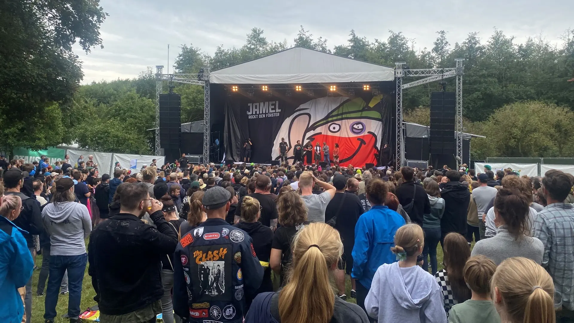 Landkreis kritisiert die Entscheidung zu "Jamel rockt den Förster" | ndr.de