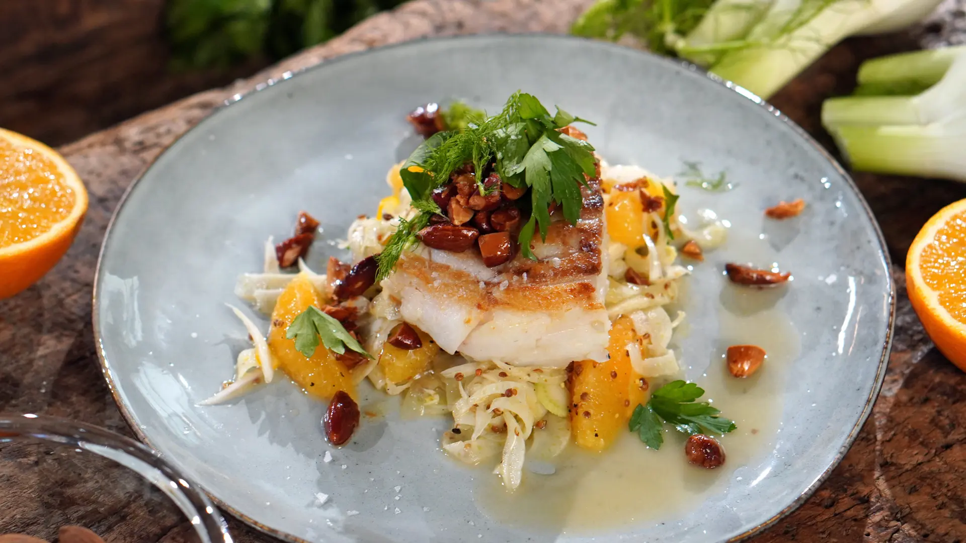 DAS! schmeckt: Kabeljau-Filet mit Fenchel-Orangensalat | ndr.de