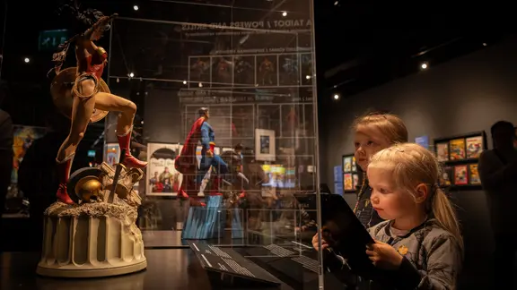 Blutig und freizügig: Besuchern wird übel bei Oper "Sancta" | ndr.de