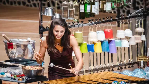 Plastikmüll als Instrument: Perkussionistin Vivi Vassileva | ndr.de