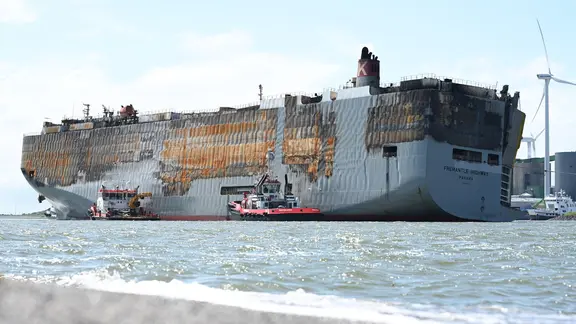 Brand auf Autofrachter: Manövrierunfähiges Schiff wird abgeschleppt ...