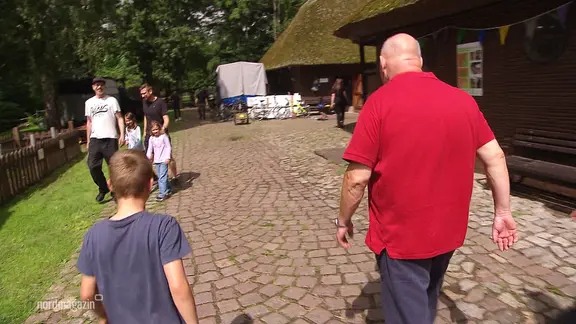 Kinder und Erwachsene unterwegs im Kulturpark Neubrandenburg.