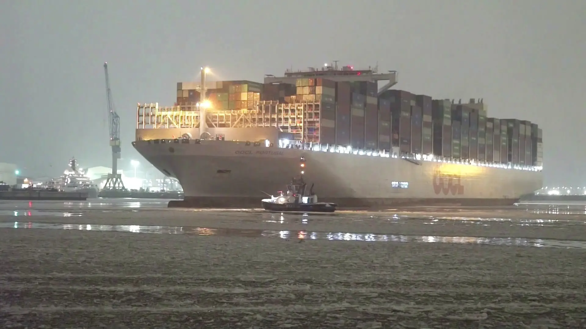 Hamburg: 400 Meter-Schiff sorgt für Sperrung der Elbe | ndr.de