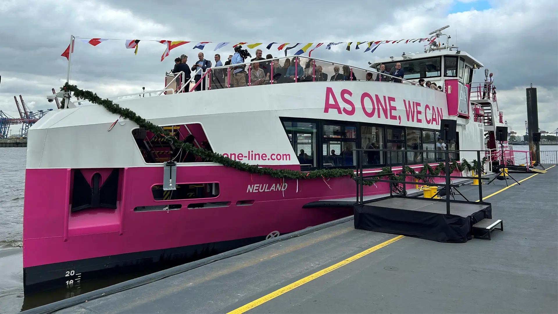 Hamburger Hafen: HADAG nimmt Hybrid-Fähre "Neuland" in Betrieb | ndr.de