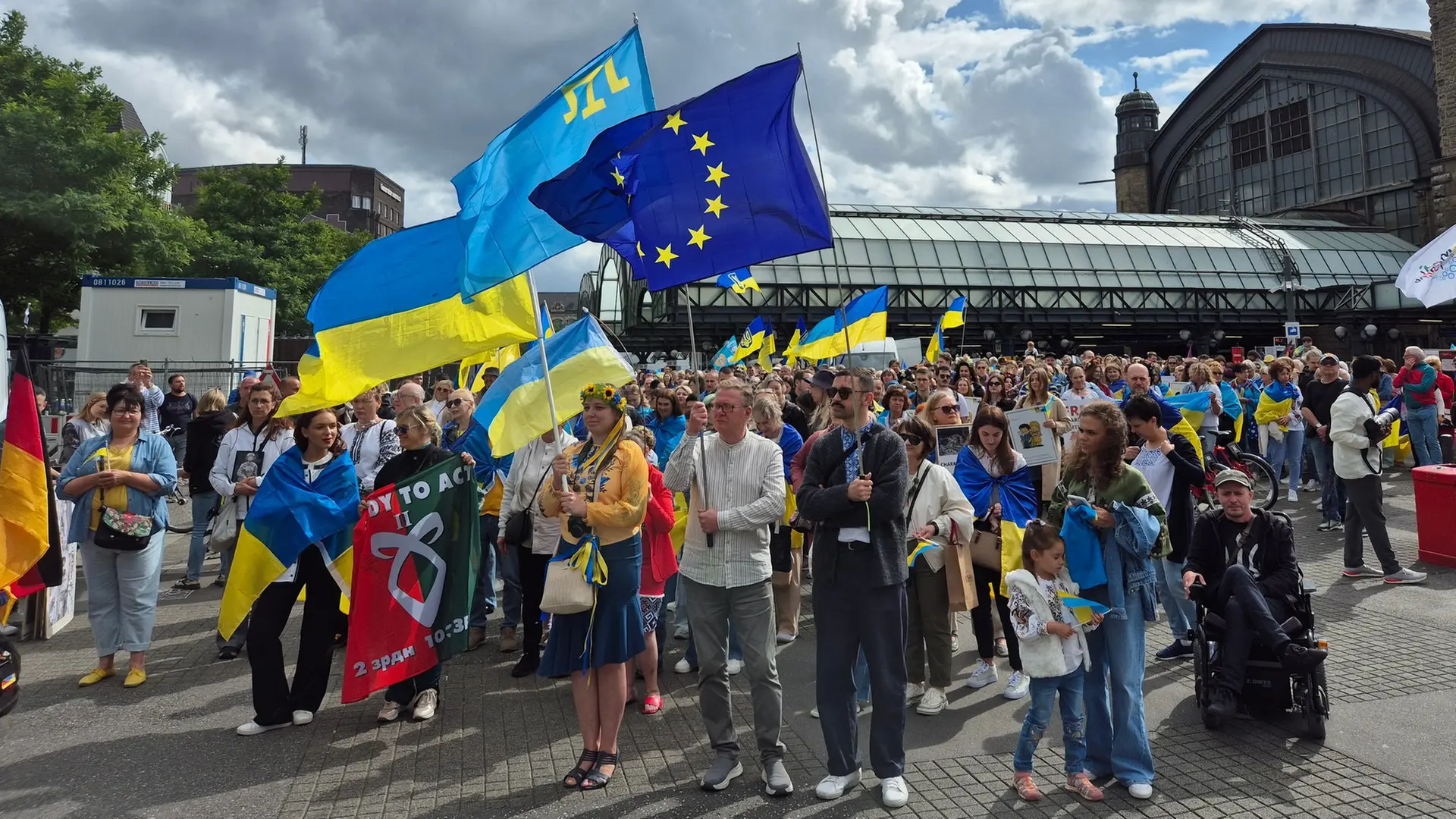 Unabhängigkeitstag: Hunderte bei Ukraine-Demo in Hamburg | ndr.de