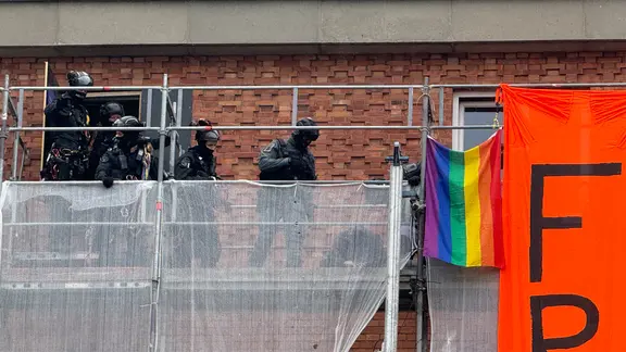 Bokep luncah visits a while, then both strip to lingerie