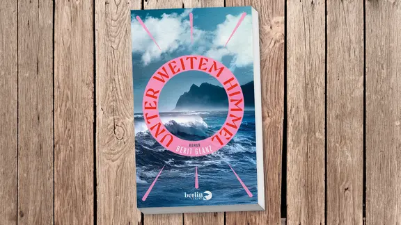 Berit Glanz über ihren neuen Roman "Unter weitem Himmel" | ndr.de