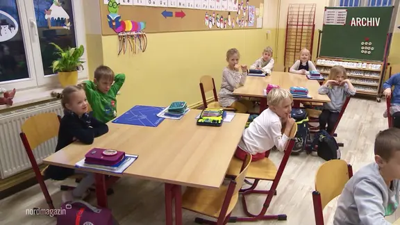 Grundschulkinder in einem Klassenzimmer.