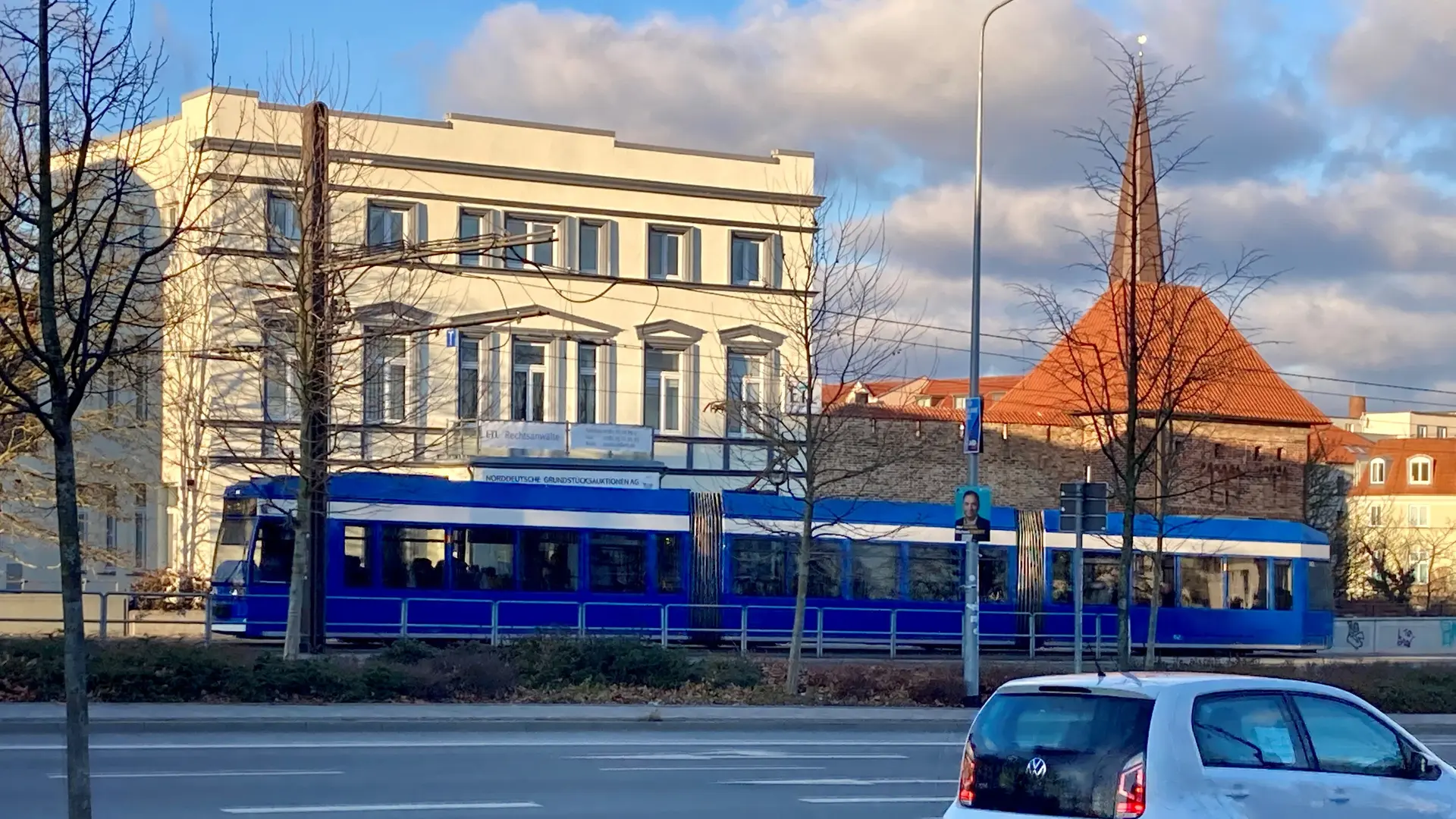 Rostock: 11-jähriges Mädchen bei Unfall mit Straßenbahn verletzt | ndr.de