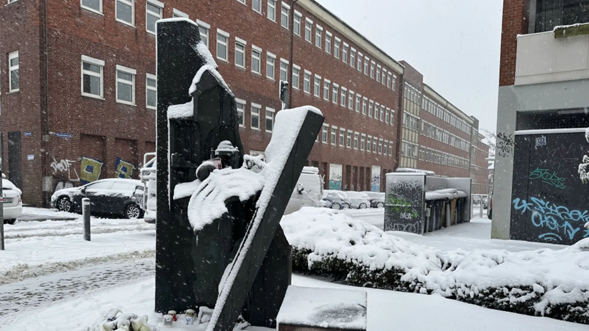 Vandalismus vor Mahnmal in Kiel: Scharfe Kritik aus der Landespolitik ...