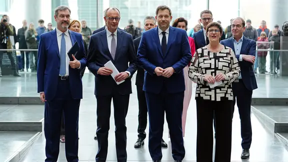 Markus Söder (l-r), Ministerpräsident von Bayern und CSU-Vorsitzender, Friedrich Merz, Unions-Kanzlerkandidat und CDU-Bundesvorsitzender, Lars Klingbeil, SPD-Fraktions- und Bundesvorsitzender, und Saskia Esken, SPD-Bundesvorsitzende