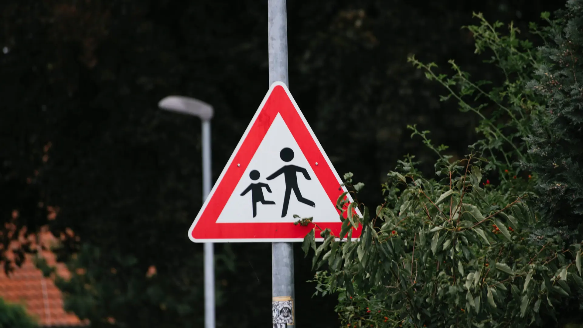 Stadt warnt: Senior nähert sich Kindern mit "Huckepack-Trick" | ndr.de