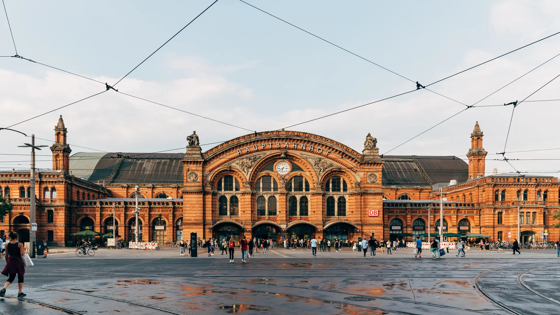 Flaschensammler beinahe von ICE erfasst: Lokführer handelt schnell | ndr.de