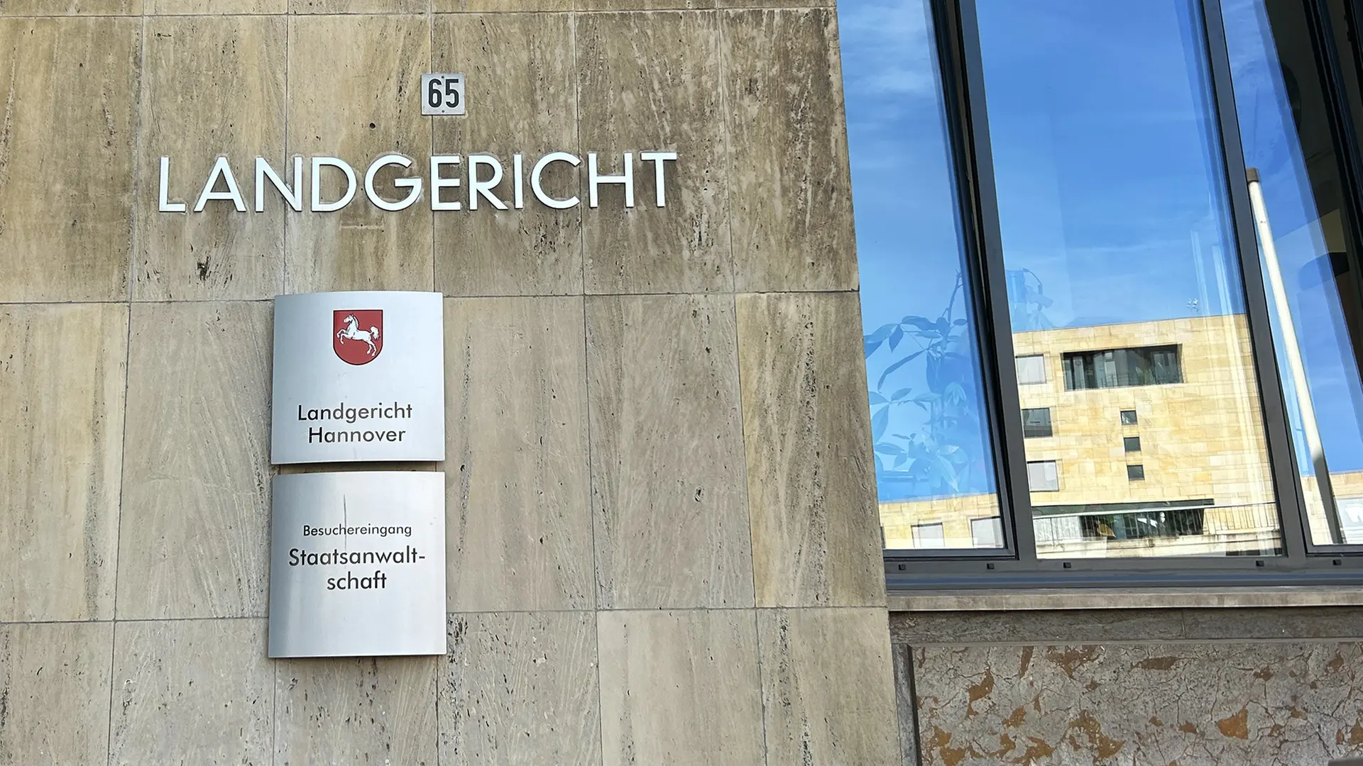 Frau nach Messerattacke querschnittgelähmt: Prozess hat begonnen | ndr.de