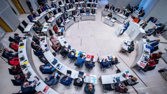 Windkraft, Social-Media-Verbot, Führerscheine: Landtag startet in ...