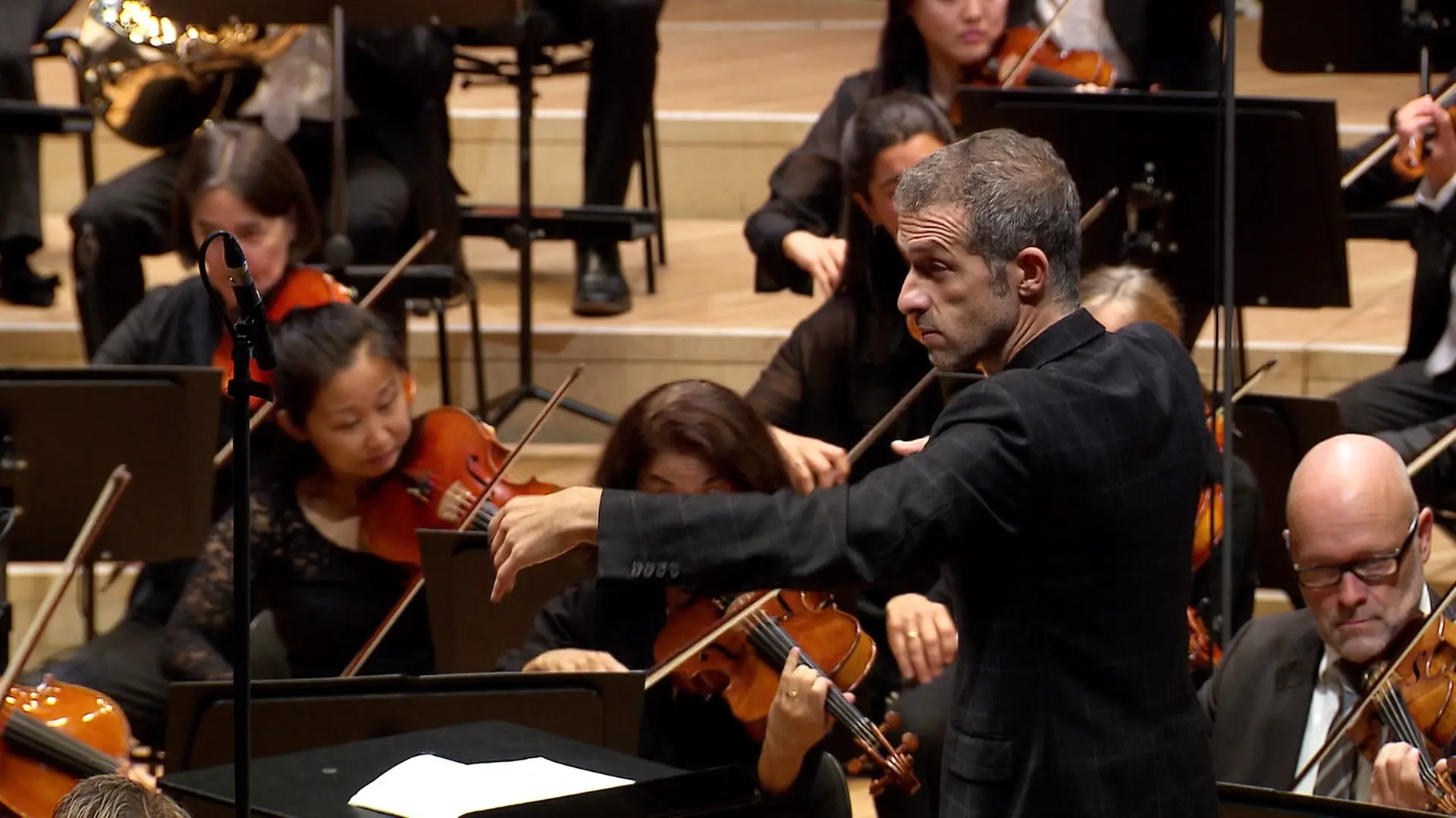 Omer Meir Wellbers dynamisches Antrittskonzert in Hamburg | ndr.de