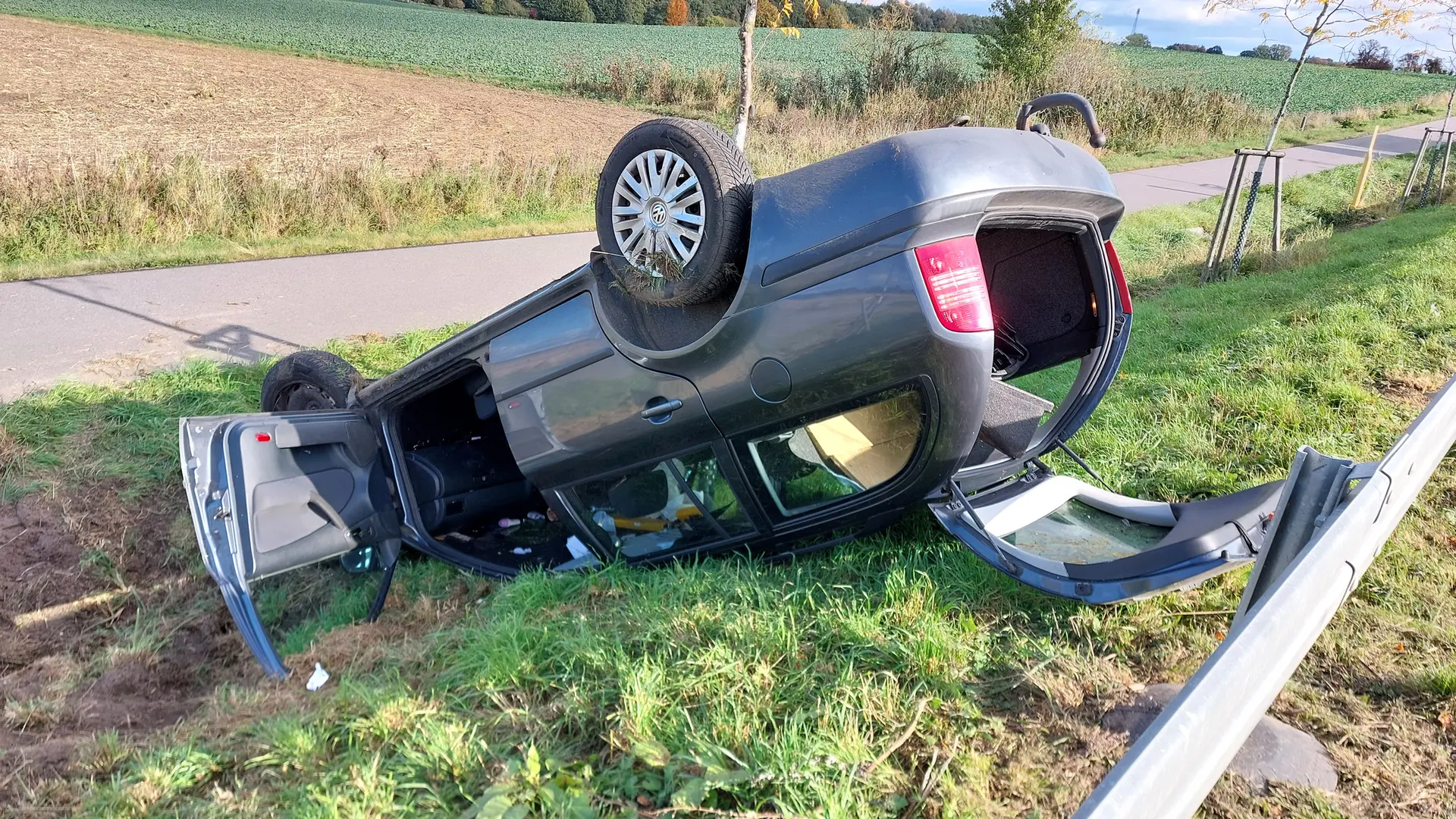 Auto überschlägt sich auf B 104 bei Cölpin | ndr.de