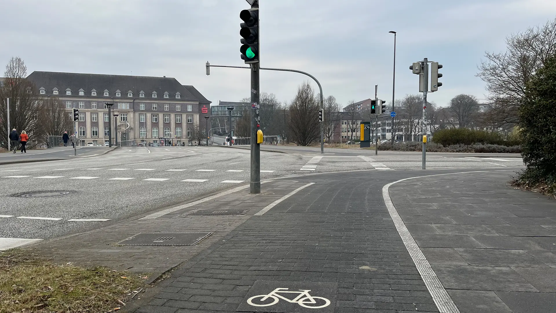 Kiel: Radfahrerin stirbt nach Verkehrsunfall | ndr.de