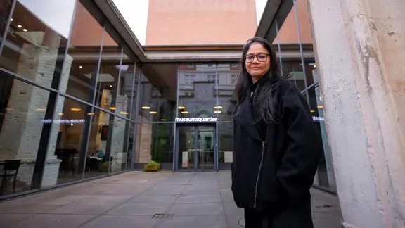 Sterne aus Wachs, Stimmen im Raum: Shilpa-Gupta-Ausstellung in Lübeck ...