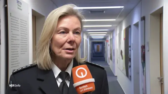 Messerattacke in Hamburg: Täterin muss in Psychiatrie | ndr.de