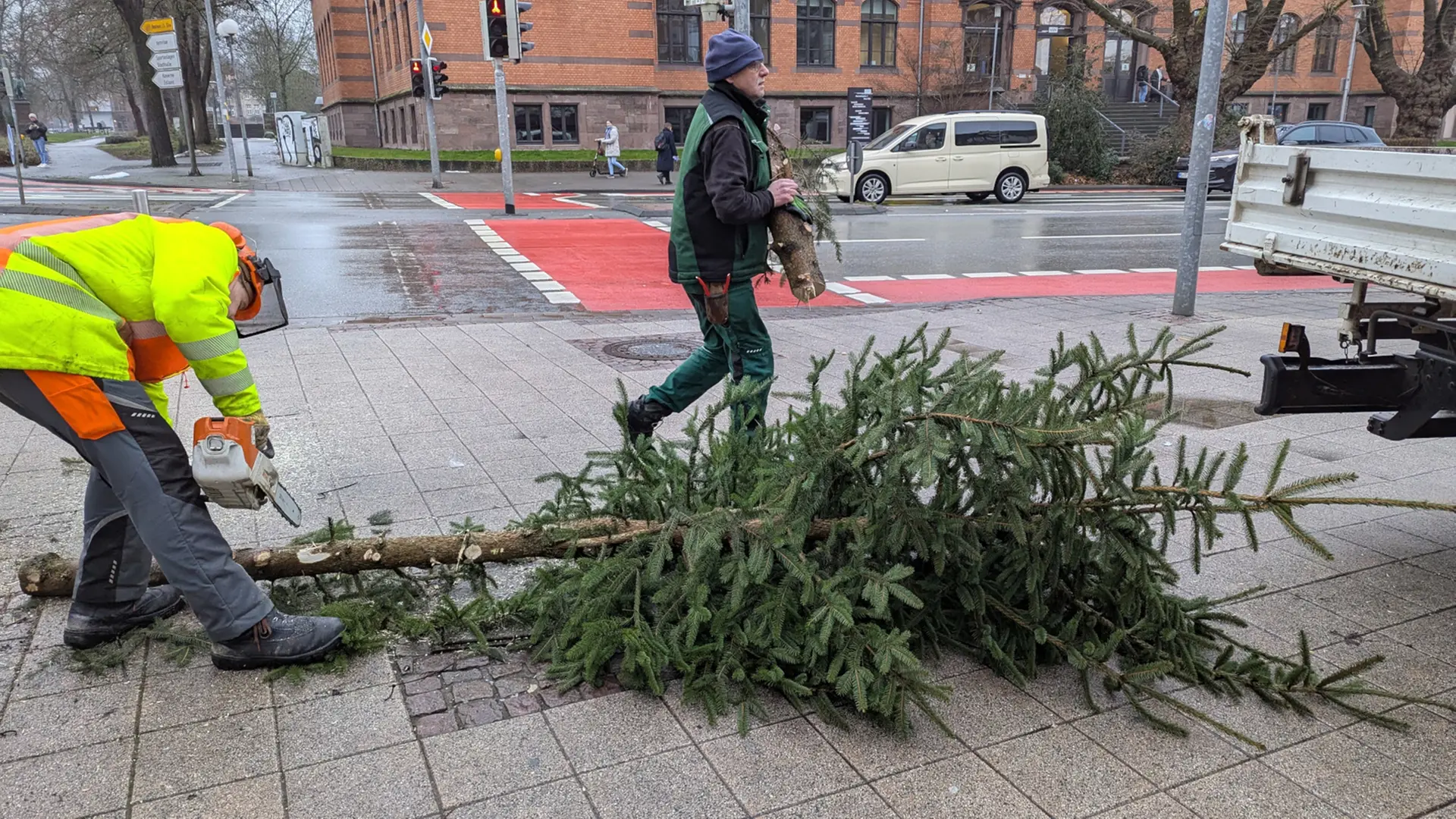 Holzminden: Hässlicher Weihnachtsbaum wird ausgestellt | ndr.de