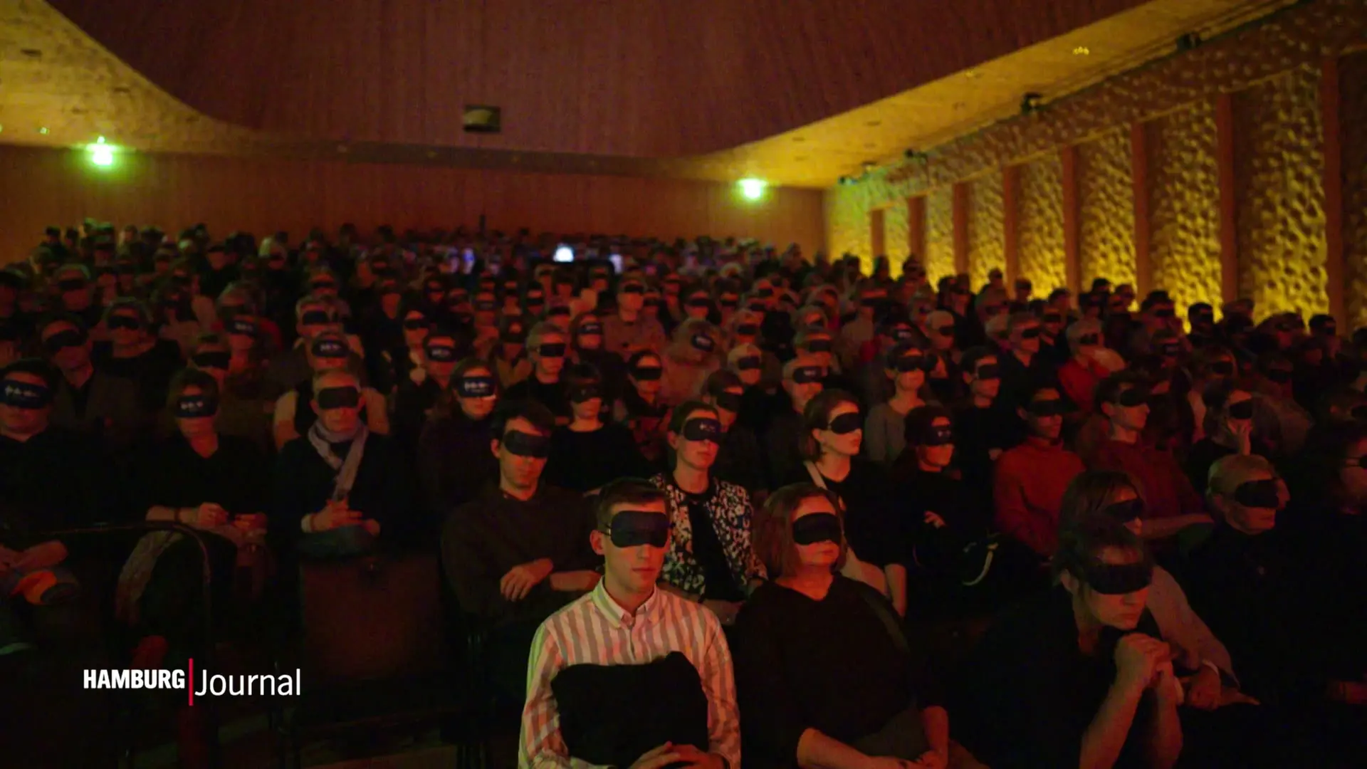 "Dark Room" in der Elphi: Live-Orchester-Hörspiel im Dunkeln | ndr.de