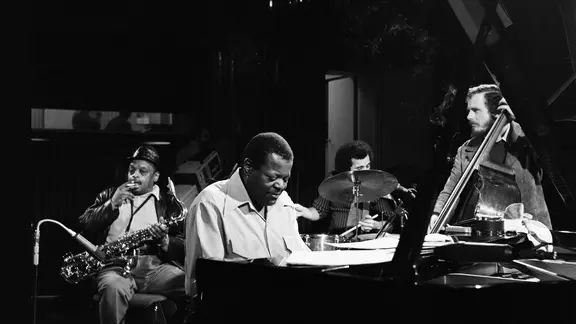 Der Gigant am Piano: Zum 100. Geburtstag des Pianisten Oscar Peterson ...