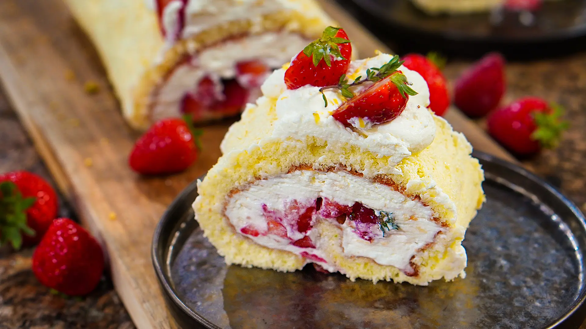 Biskuitrolle mit Mascarpone-Creme und Erdbeeren | ndr.de