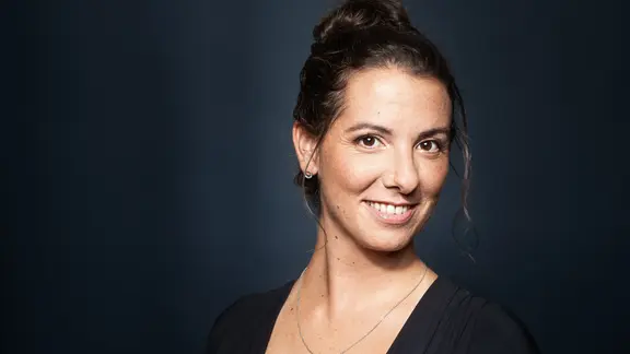 Stimmvirtuosin Anna-Maria Hefele erklärt den Obertongesang | ndr.de