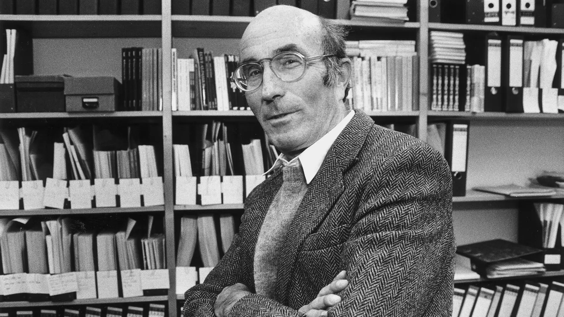 Niklas Luhmann: Der Mann mit dem Zettelkasten | ndr.de