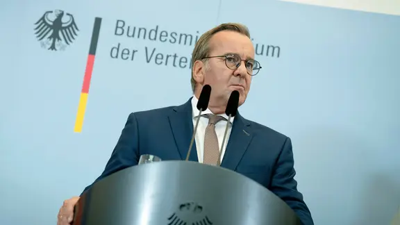 Als "falsche Polizisten" 61.000 Euro erbeutet? Prozess startet | ndr.de